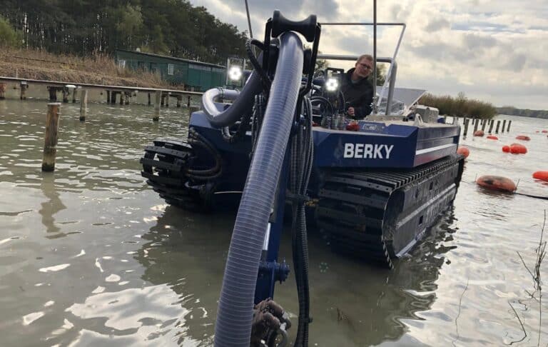 Berky mowing boat Nereus 240 – AmphiKing for land & water